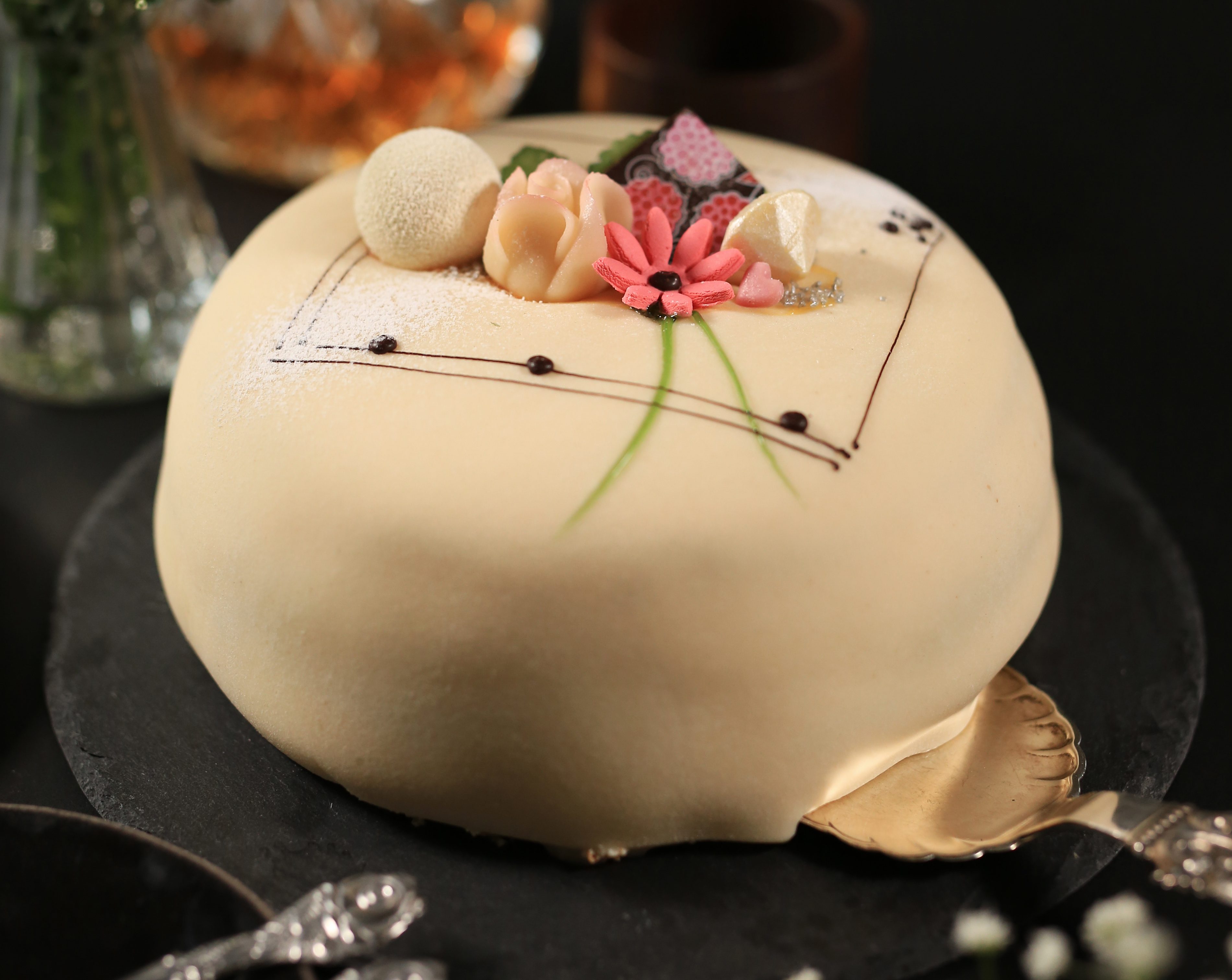 Marsipankake med bilde eller tekst på kaken. Bestill her